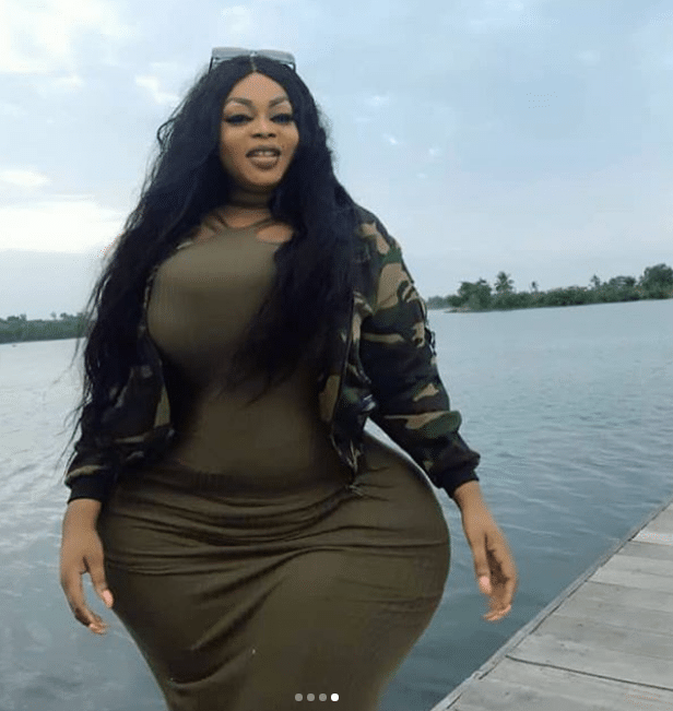 05 photos - Eudoxie Yao exhibe sa poitrine XXL sur Instagram - Senegal7