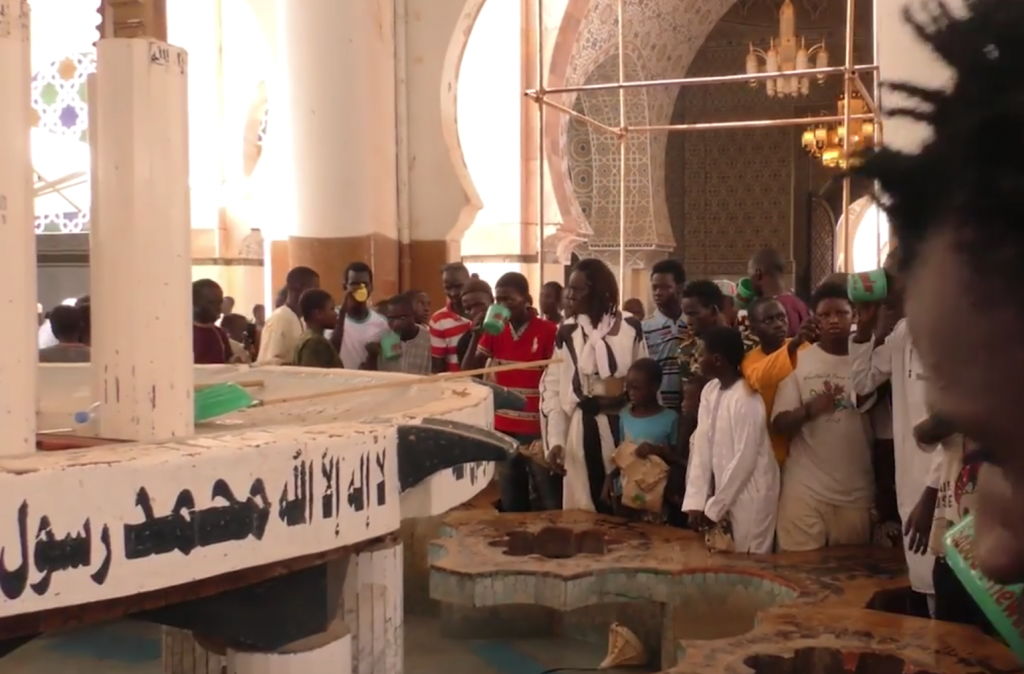 (Vidéo) Magal 2018 : Sous “Lamp Fall” coule une eau bénite bien prisée ...