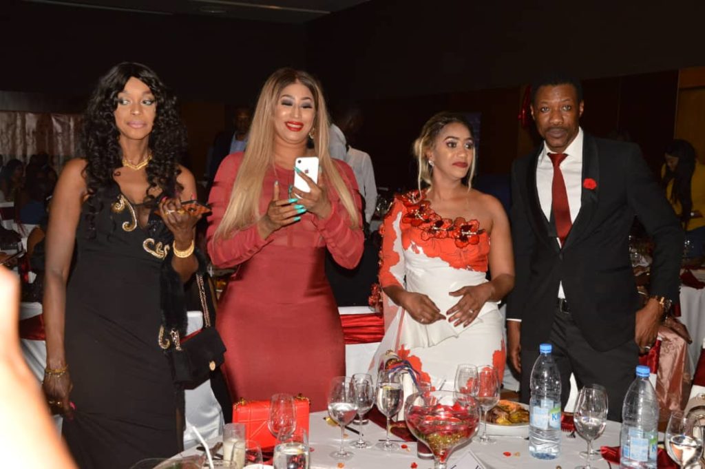 (14 Photos) Diaba Sora s’affiche sans soutien-gorge à la soirée de Pape ...