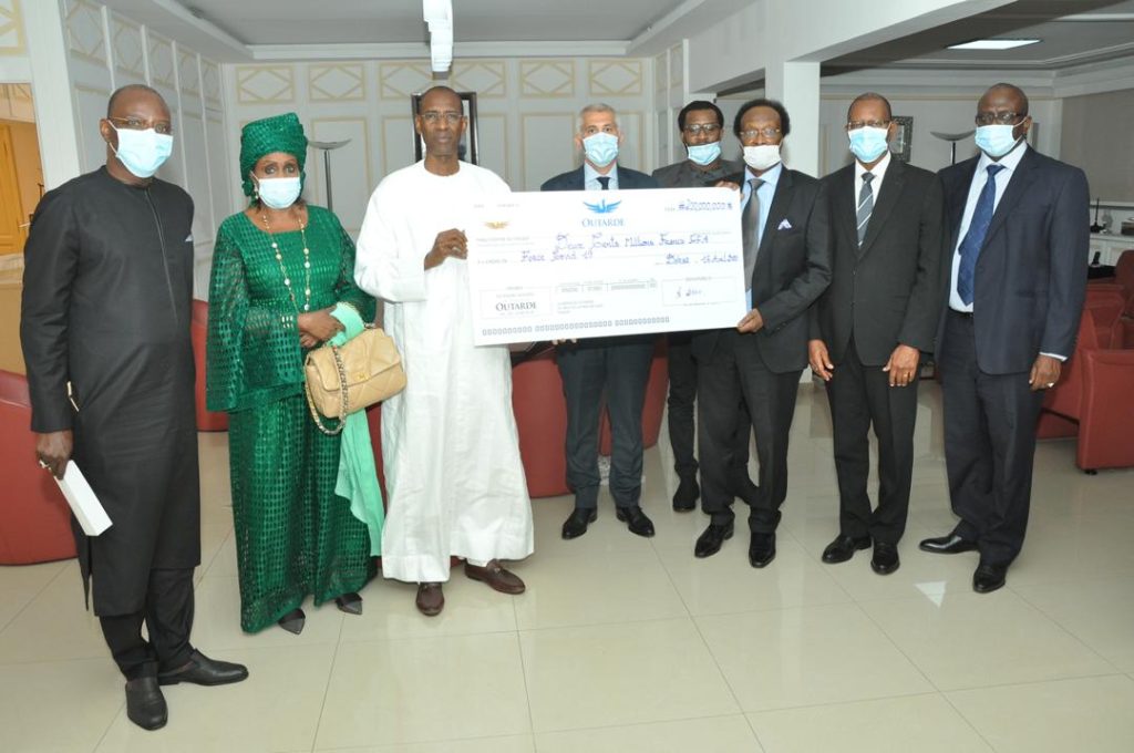 (Photos) Force Covid-19: Baba Diao Itoc remet un chèque de 200 millions ...