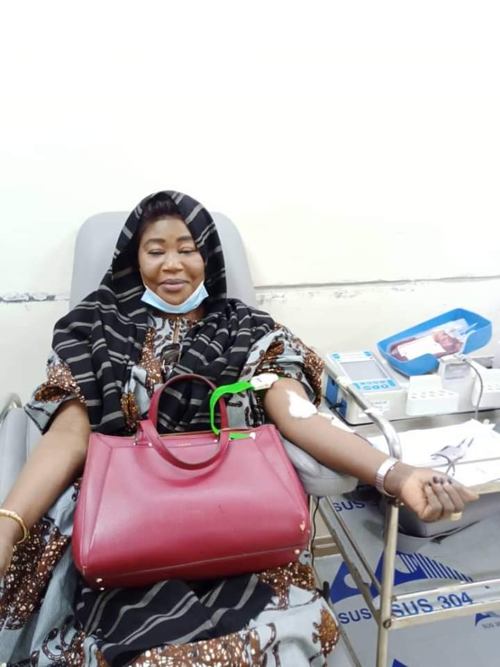 Photos-Fatou Guéwel offre son sang pour sauver une vie - Senegal7