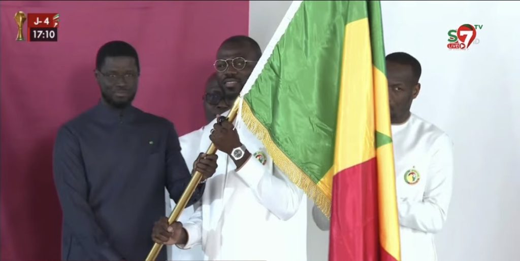 CAN 2025 : Le Président Diomaye Faye remet le drapeau national aux ...