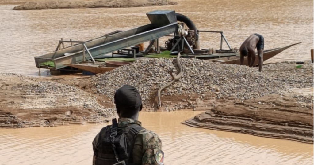 Lutte contre l’orpaillage clandestin : trois dragues détruites à Saraya ...